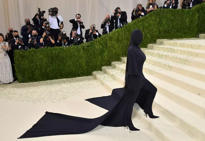 Ang US socialite nga si Kim Kardashian miabot alang sa 2021 Met Gala sa Metropolitan Museum of Art kaniadtong Septembre...