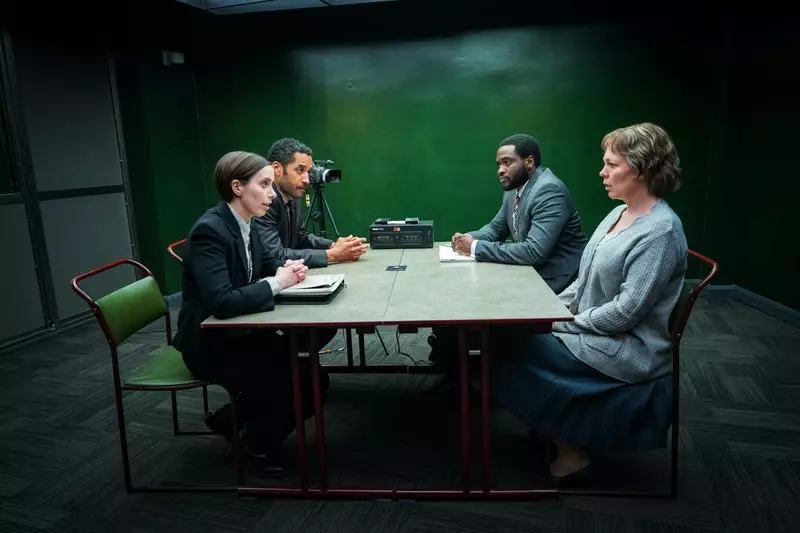 „Krajinári“: Olivia Colman ako Susan Edwards Dipo Ola ako Douglas a Kate O'Flynn ako DC Emma Lancing