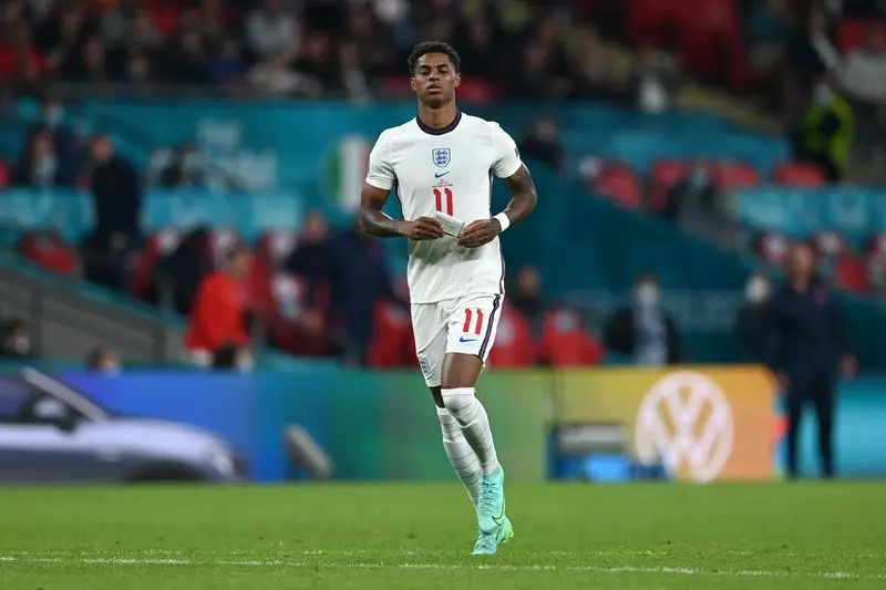 LONDON, ENGLAND - 11. JULI: De Marcus Rashford vun England reagéiert nodeems hien den drëtten Eelefmeter vun hirer Equipe verpasst huet ...