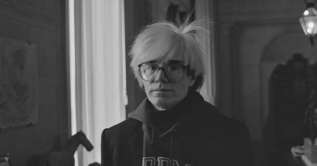 Da, acesta este răposatul Andy Warhol care povestește propria sa docuserie Netflix