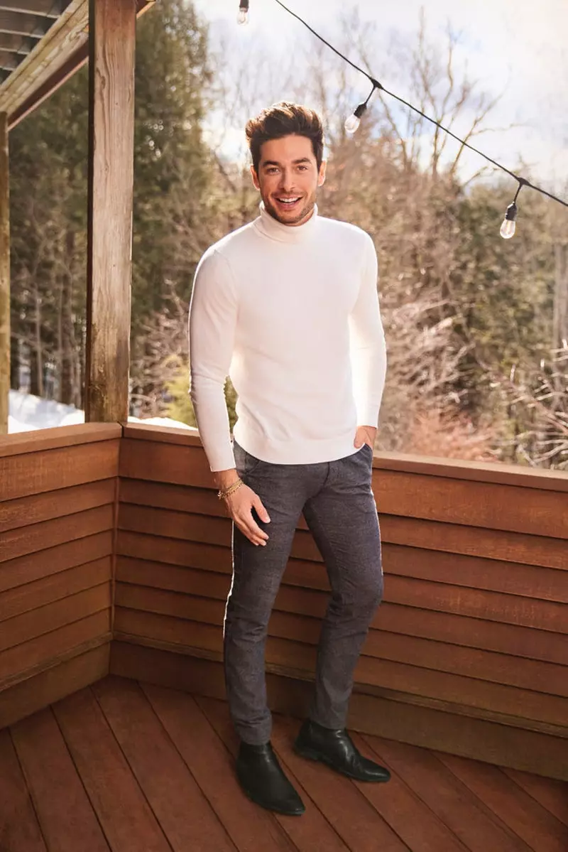 Unha fotografía en solitario da membro do reparto de Winter House Andrea Denver, un modelo masculino branco con cabelo castaño...