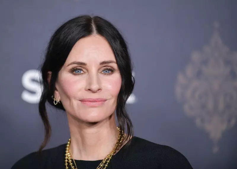 HOLLYWOOD, CALIFORNIE - 28 FÉVRIER : Courteney Cox assiste à la première de STARZ