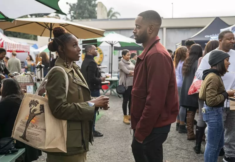 Issa Rae 饰演 Issa 和 Jay Ellis 饰演 Lawrence 在“不安全”中