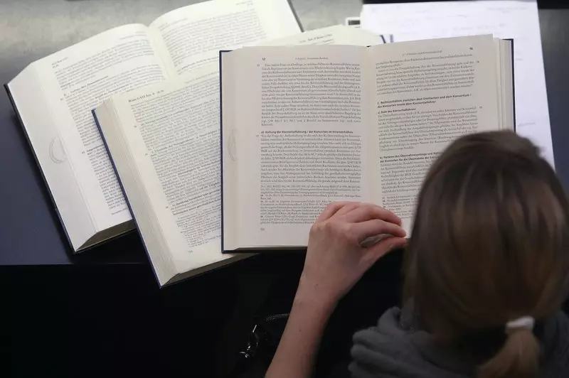 Der Lehrer gibt einen 18-seitigen Aufsatz zu, der den Holocaust hinterfragt, und irgendwie kommt er nicht gut an 329696_1