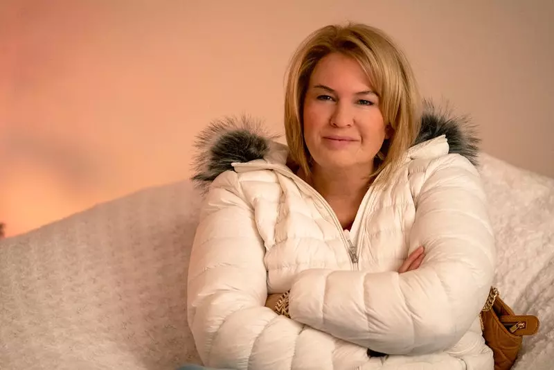 Et bilde av Renée Zellweger som Pam Hupp i «The Thing About Pam». Hun har på seg en hvit oppblåst vinter ...