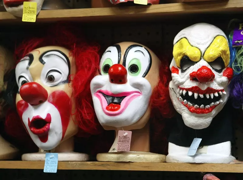 Clowns terroriseren nu ook Frankrijk, dus heel erg bedankt, sociale media 33984_1