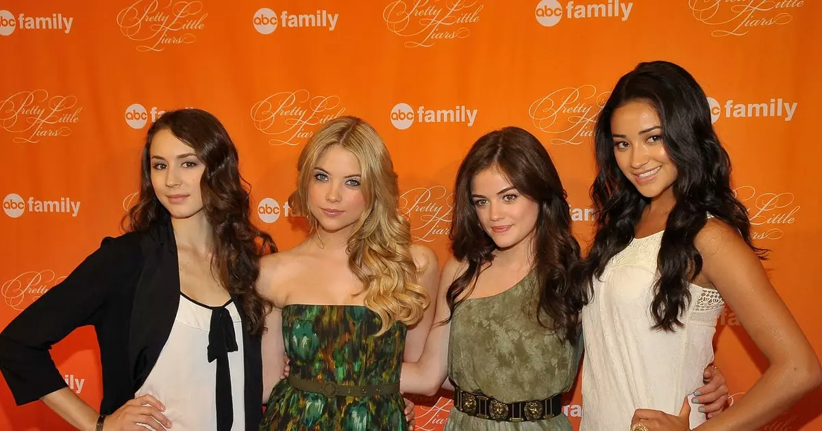 La Unua Rigardo Al La Mistera "Pretty Little Liars" HBO Max Spinoff Estas Ĉi tie