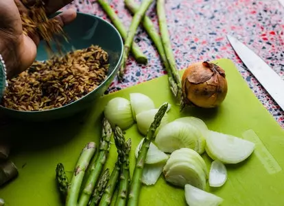 Sparģeļi ir viens no pārtikas produktiem, kas izjauc jūsu pH līdzsvaru makstī.