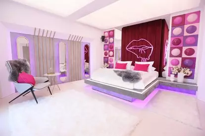 Awọn hideaway ifihan Pink, pupa ati, eleyi ti titunse