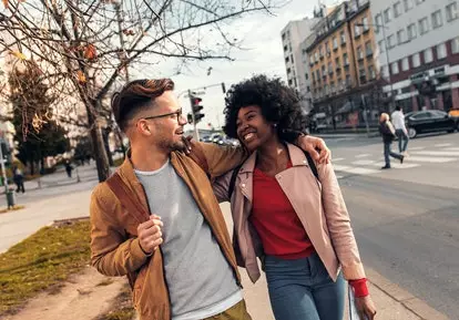 Was löst emotionale Anziehung aus? Gemeinsame Erfahrungen zu machen, ist ein guter Anfang.