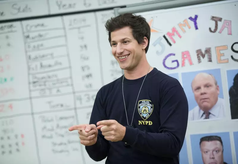 Ntawm 'Brooklyn Nine-Nine' Jake Sim Tau Tshaj Amy Nrog Jimmy Jab Games & Nws Tsis Ua Haujlwm, Pom tseeb 36079_1