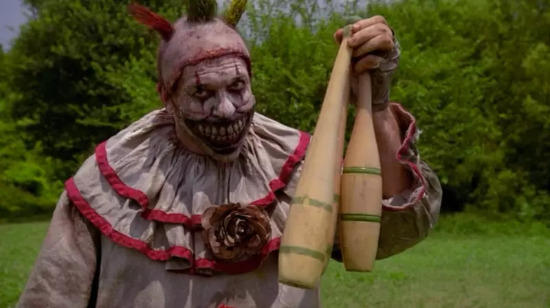 Que hai baixo a máscara de Twisty en 'AHS: Freak Show'? Este pallaso asasino necesita desesperadamente unha cita no dentista 36189_1