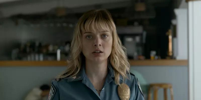 Bella Heathcote dans le rôle d'Andy Oliver dans l'épisode 101 de Pieces of Her