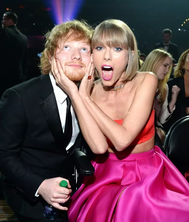 LOS ANGELES, CA – 15 FÉVRIER: Ed Sheeran et Taylor Swift assistent aux 58e GRAMMY Awards au Staple...