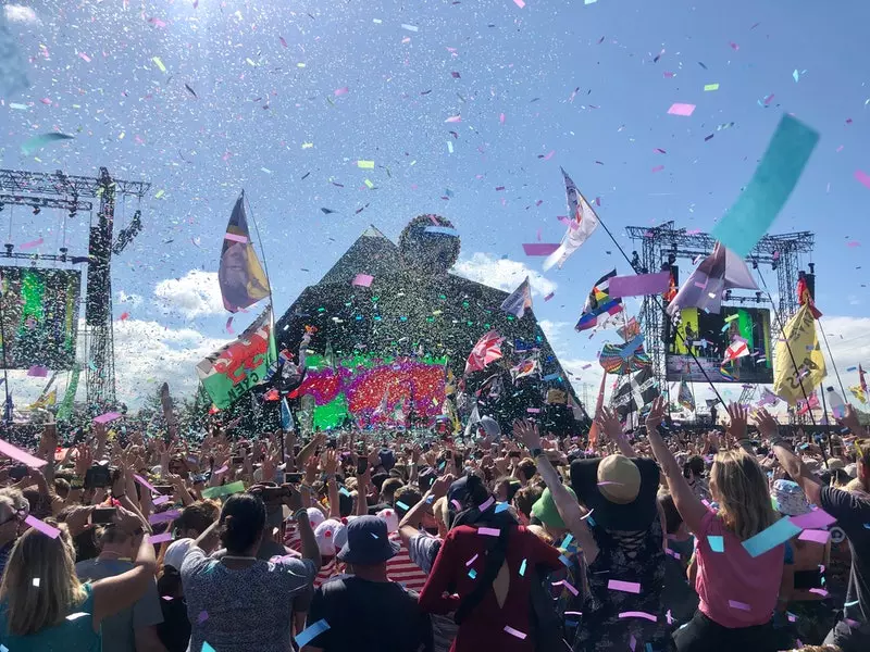 Množice poslušajo nastop Kylie na odru Pyramid na festivalu Glastonbury 2019 v Worthyju ...