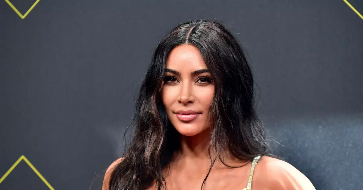 Kim Kardashian West ispekla je svoju *cijelu* porodicu u svom 'SNL' monologu