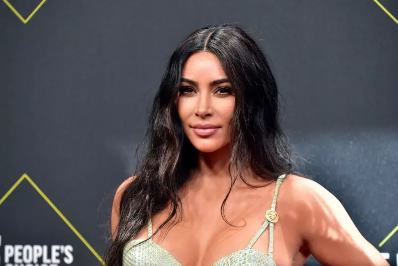 SANTA MONICA, CALIFORNIA – 10. NOVEMBER: Kim Kardashian deltar på 2019 E! People's Choice Awards på...