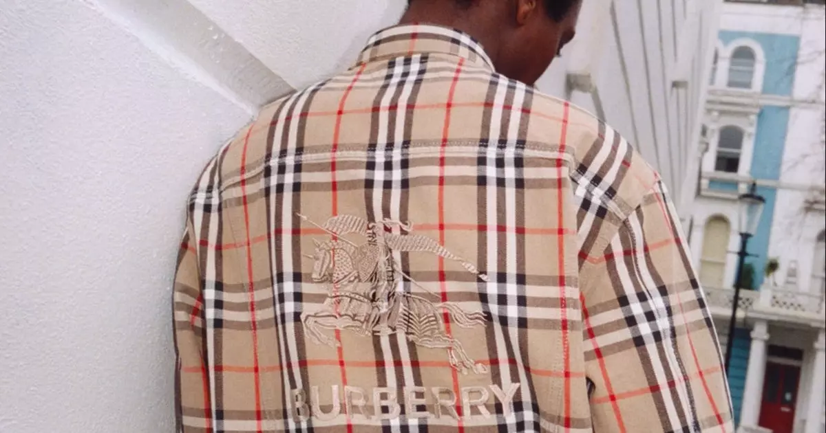 La colaboración Burberry x Supreme llegará *muy* pronto