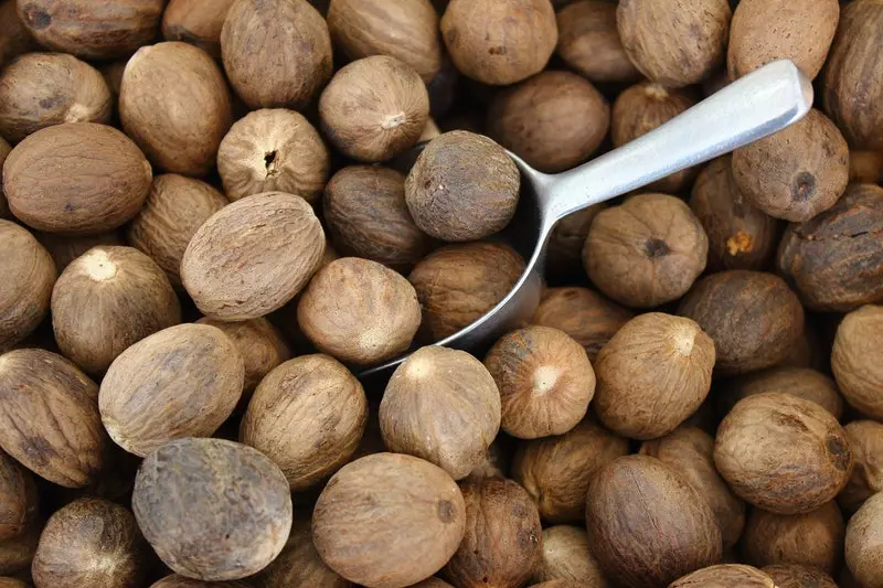 Awọn anfani ti Nutmeg yoo di mimọ lẹsẹkẹsẹ pẹlu Awọn ilana Ẹwa 3 DIY wọnyi ti o nilo lati gbiyanju Igba otutu yii 37605_1