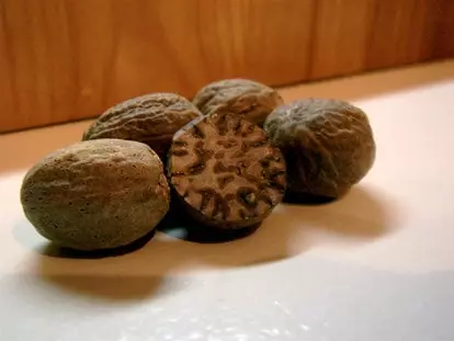 Awọn anfani ti Nutmeg yoo di mimọ lẹsẹkẹsẹ pẹlu Awọn ilana Ẹwa 3 DIY wọnyi ti o nilo lati gbiyanju Igba otutu yii 37605_2