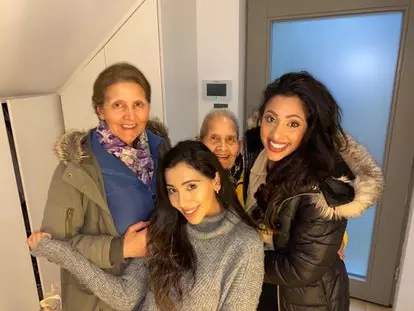 Monika Plaha mit ihrer Mama, Nani (Großmutter) und Schwester Neela.