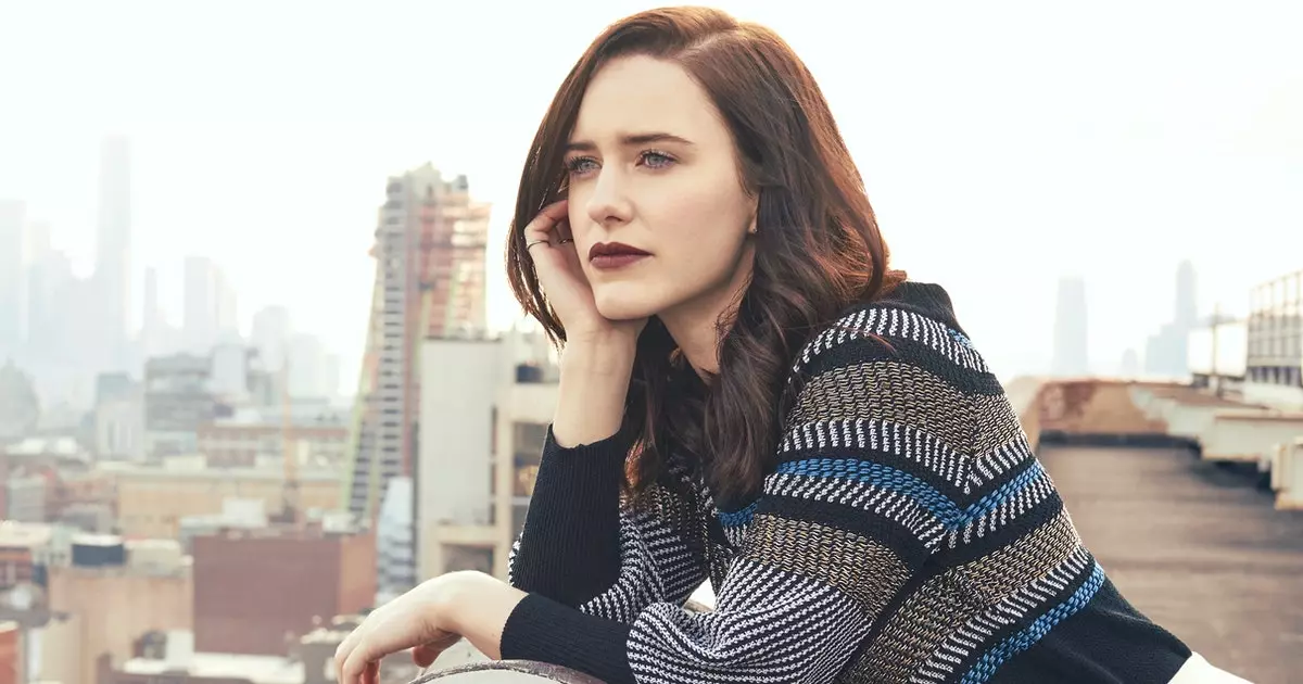 Rachel Brosnahan stendur á öxlum risa