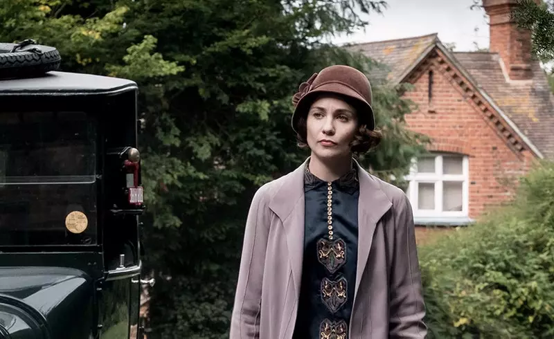 Pwy yw Lucy Smith Yn y Ffilm ‘Downton Abbey’? Mae Cymeriad Tuppence Middleton yn Rhamantu Un O'ch Ffefrynnau 3896_1