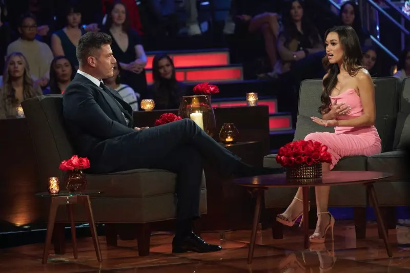 Jesse Palmer entrevistando a Sarah Hamrick en 'Las mujeres lo dicen todo'