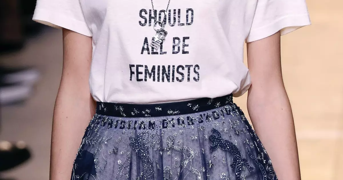 Diors första kvinnliga designer inkluderade en feministisk t-shirt på banan under modeveckan i Paris - BILDER