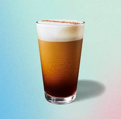 Juntament amb les seves dues noves begudes no làctiques, Starbucks va presentar una nova cervesa freda Nitro amb sal...