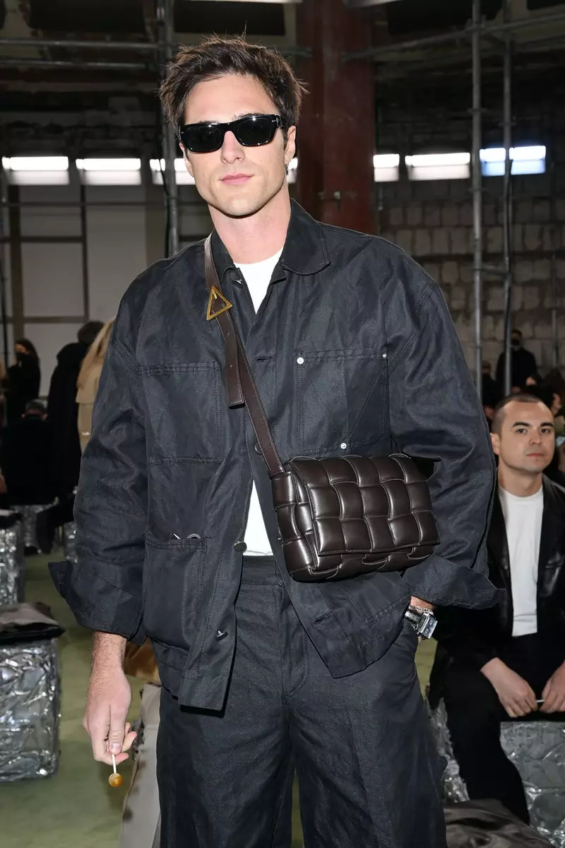 Jacob Elordi na Bottega Veneta Fall/Winter 2022 Ejiji Show n'oge Izu Ejiji Milan.