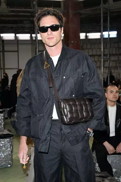 Jacob Elordi di Bottega Veneta selama Milan Fashion Week.