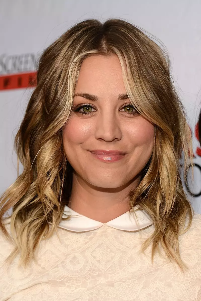 Kaley Cuoco පවසන්නේ ඇය ගෘහණියක් වීමට ප්‍රිය කරන නිසා ඇය ස්ත්‍රීවාදියෙකු නොවන බවයි. 43580_1