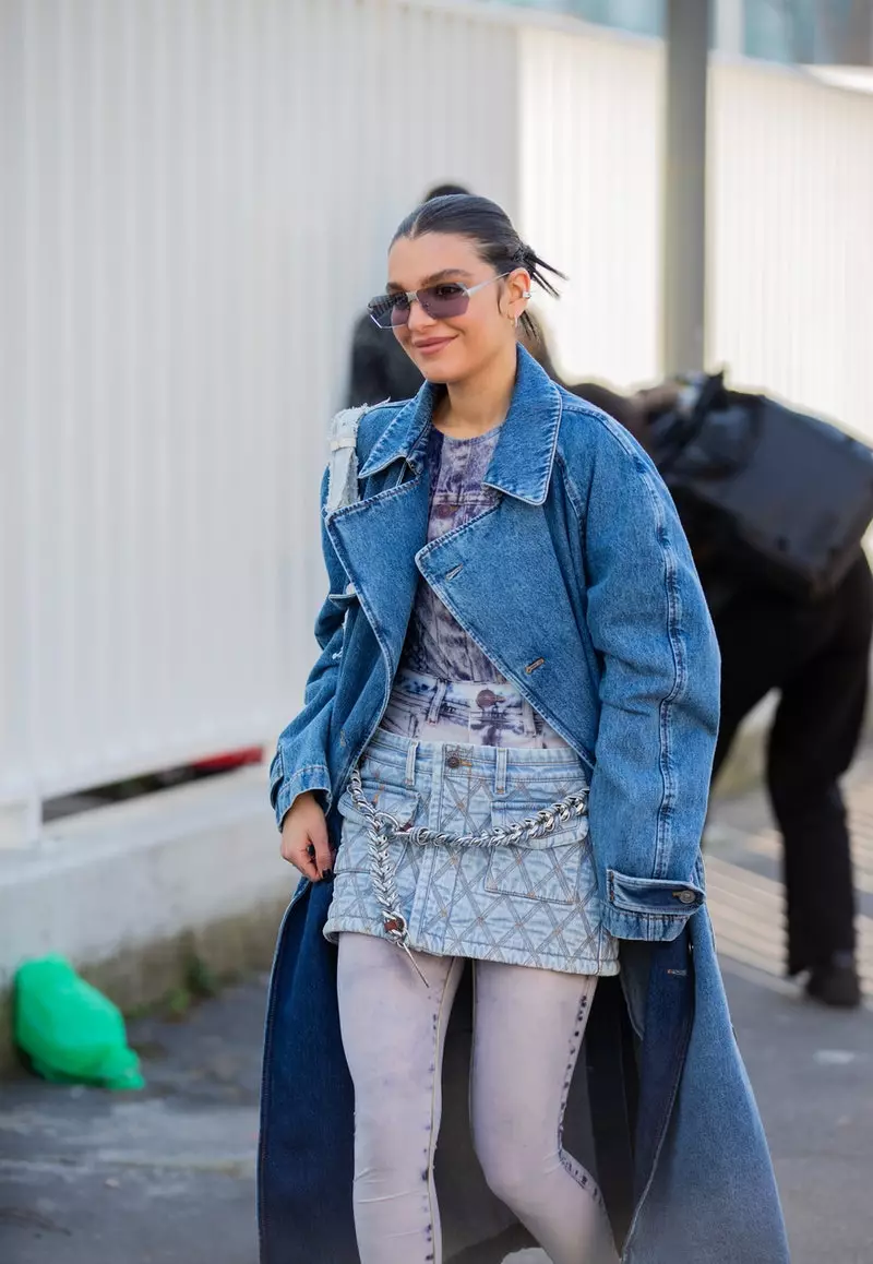 MILAN, ITALIE - 23 FÉVRIER: Maria Chervotkina porte un manteau en jean, une jupe, des collants blancs, un sac, ...