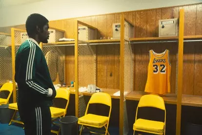 Quincy Isaiah ako Magic Johnson hľadí na svoj dres vo filme „Winning Time“