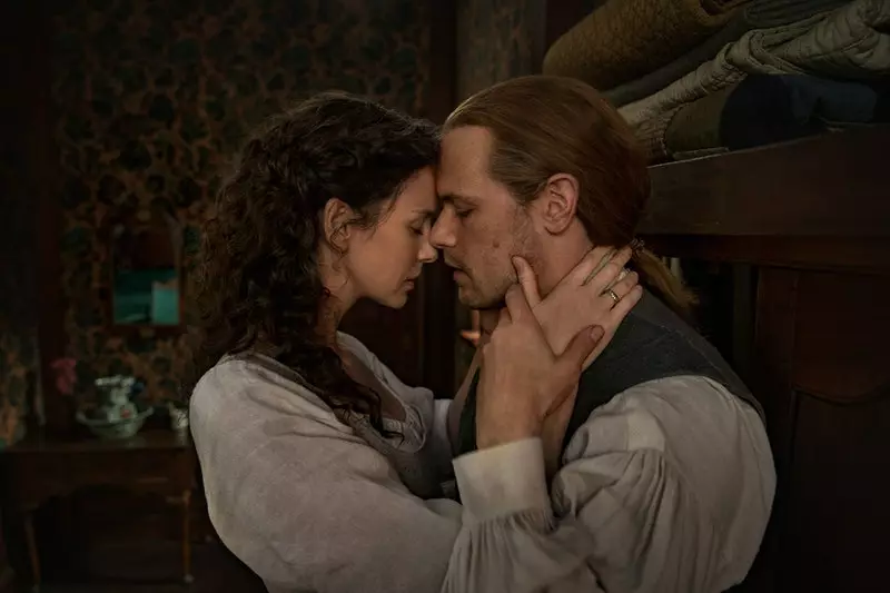 Si Claire ug Jamie sa 'Outlander' Season 5. Nag-atubangay sila ug halos maghalok.