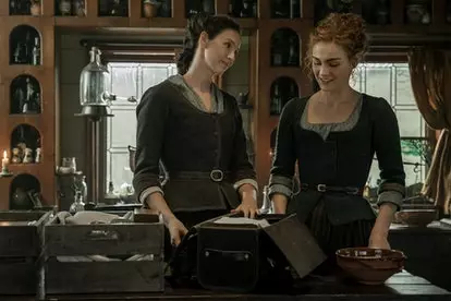 Claire a Brianna yn y clinig yn nhymor 6 'Outlander'.