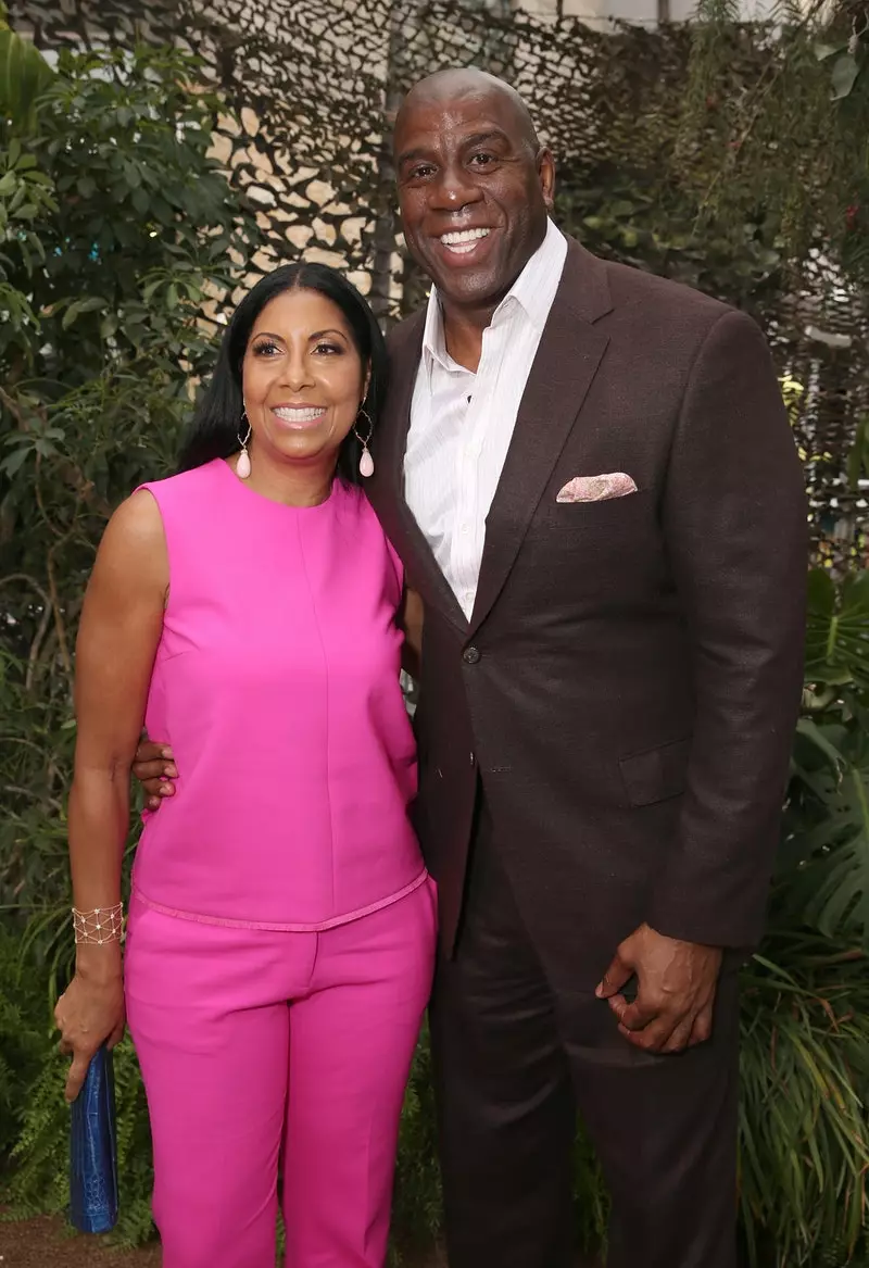 Hollywood, CA - Okudu 27: Kuki Johnson ati Magic Johnson lọ si ibẹrẹ ti Warner Bros. Pictu…