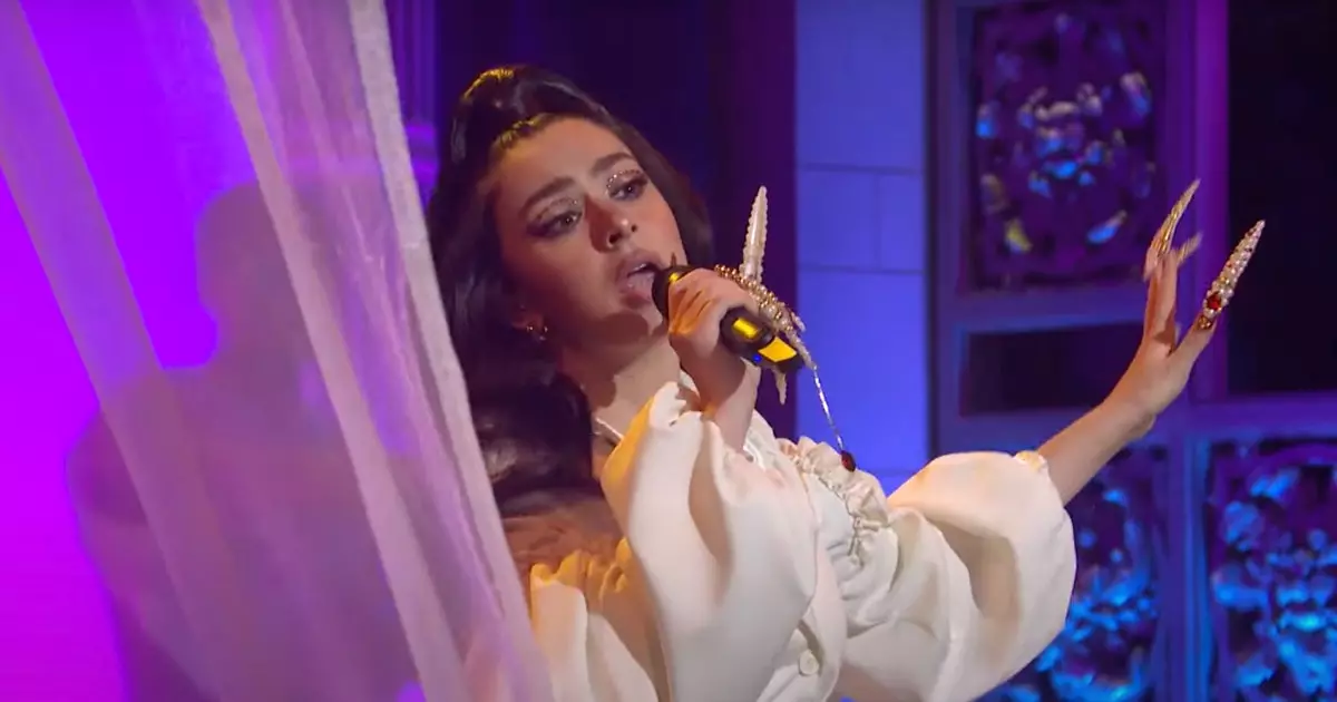 Charli XCX fixo un regreso triunfal ao escenario 'SNL'