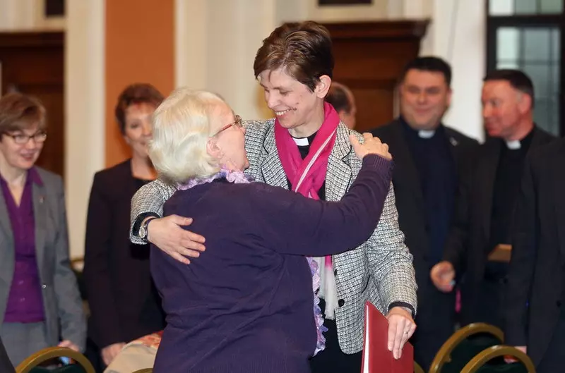 Libby Lane, An Chéad Bhean Easpag ar Eaglais Shasana, Díreach Bhris an Uasteorainn Ghloine Dhaite 48654_1