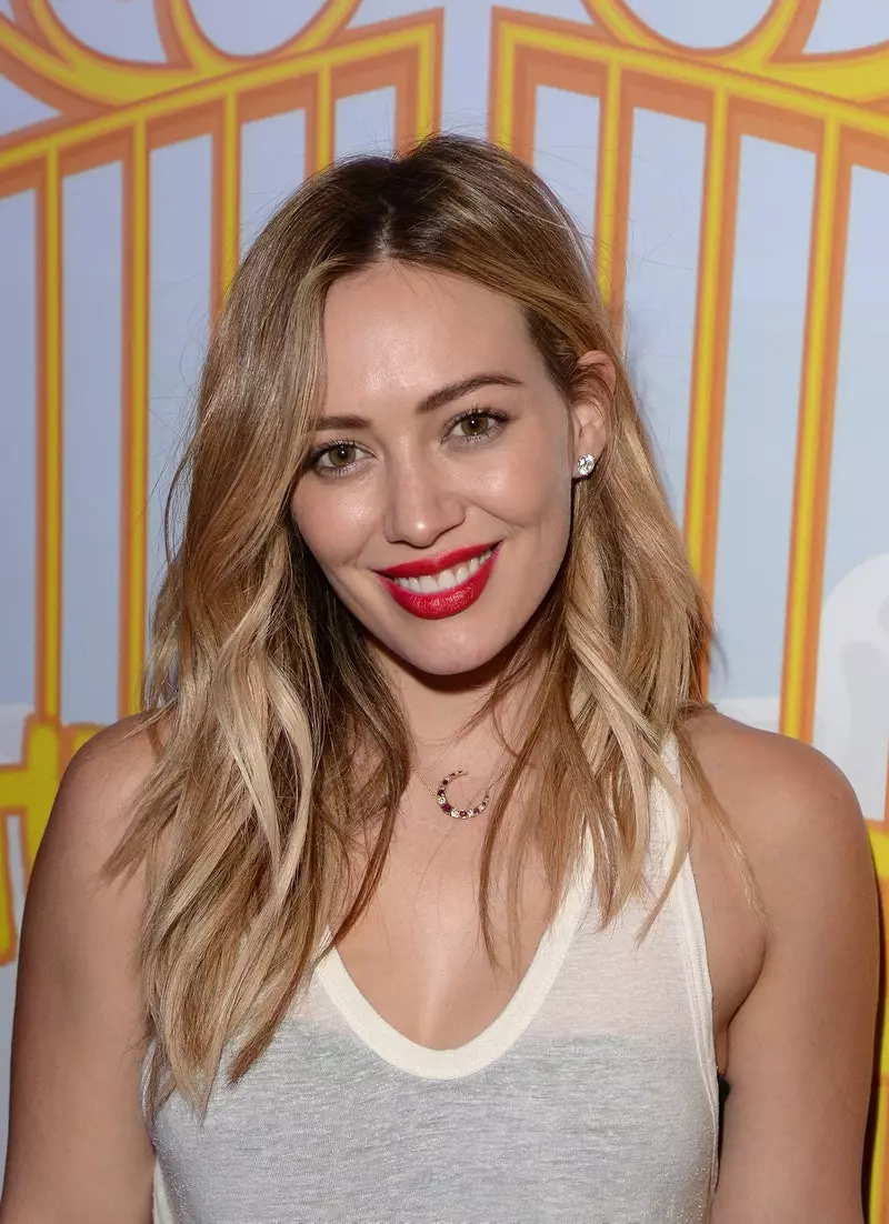 Hilary Duff cuestiona la monogamia de por vida después del divorcio y sus palabras sobre el tema son admirablemente honestas 52367_1