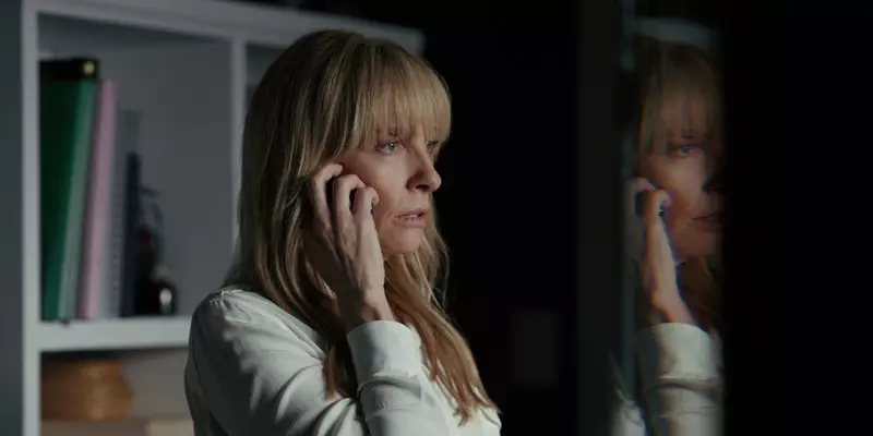 Toni Collette monga Laura Oliver mu 'Pieces of Her.'