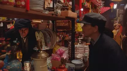 Susie neem Alfie aan as 'n kliënt in 'Marvelous Mrs. Maisel' Seisoen 4.