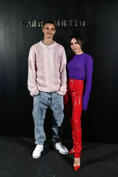 ဗြိတိန်အဆိုတော်နှင့် စတိုင်လ်ပညာရှင် Victoria Beckham (R) နှင့် Romeo Bekcham တို့သည် Sai...