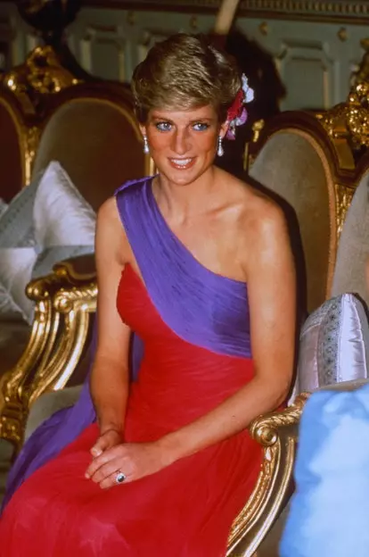 BANGKOK, THAILAND - FEBRUARY 04: Diana, Princess weWales, akapfeka tsvuku uye yepepuru chiffon manheru ...