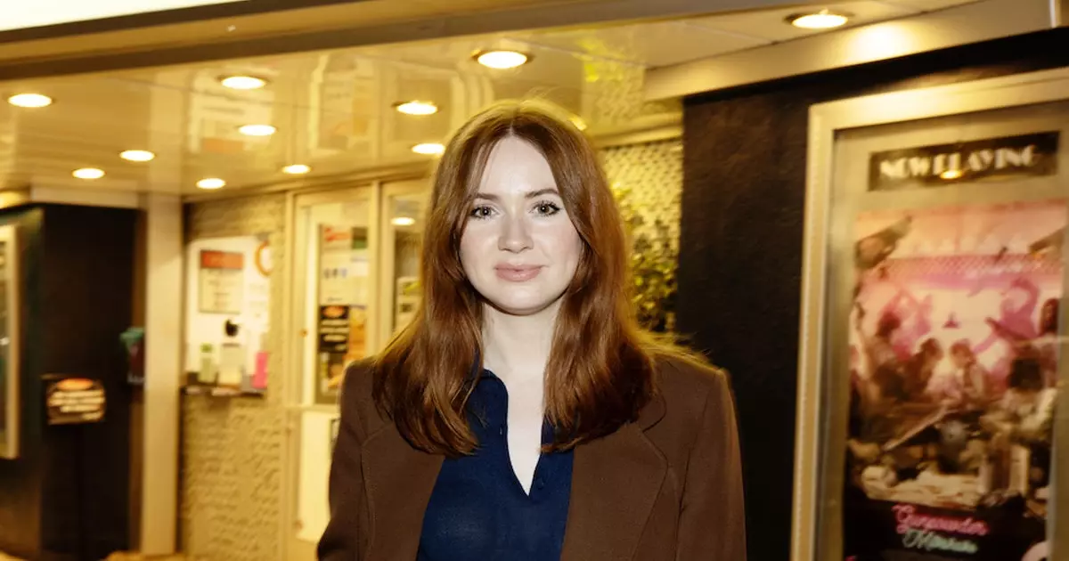 Karen Gillanın yeni filmi "Doktor Kim"dən uzaqdır