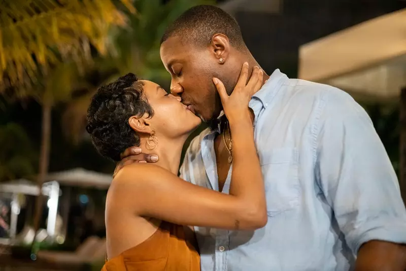 Iyanna McNeely an Jarrette Jones kussen an der Saison 2 vun Love Is Blind