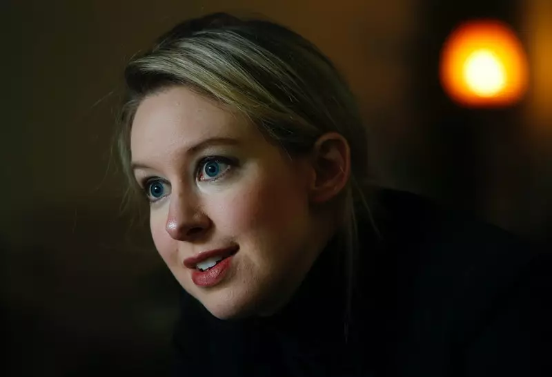 Elizabeth Holmes je leta 2003 zapustila Stanford kot 19-letnica, da bi ustanovila Theranos, podjetje, ki je zdaj p...