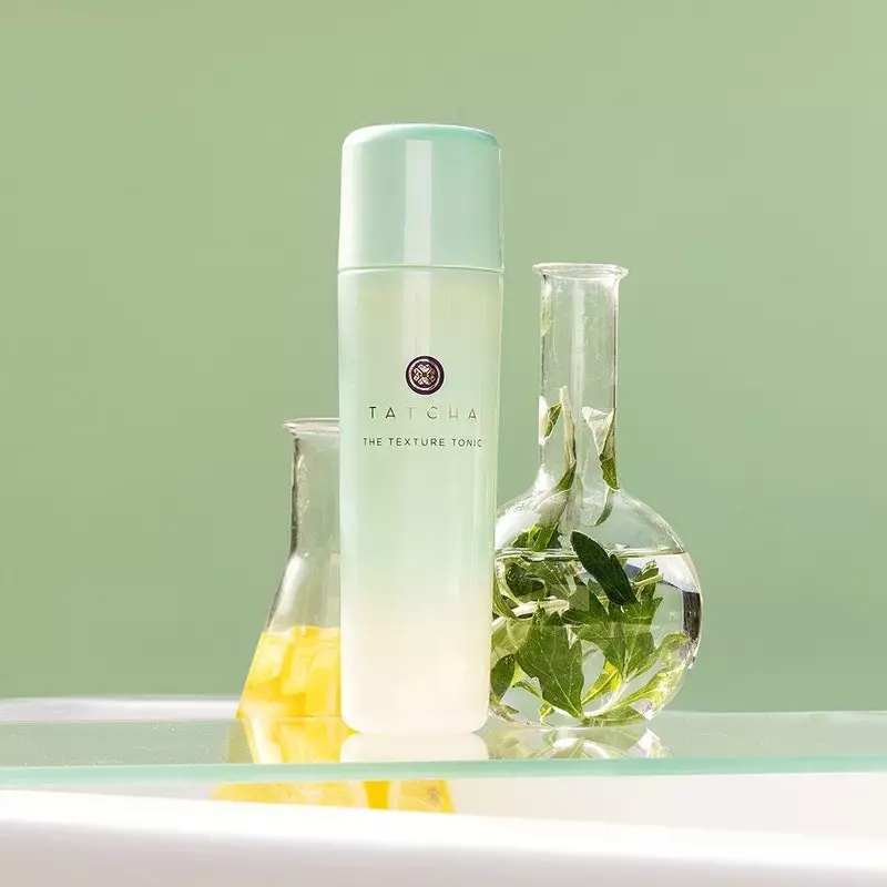 Voici Tatcha, la rédactrice de beauté Bustle Audrey Noble, The Texture Tonic AHA Liquid Exfoliating Treatmen ...