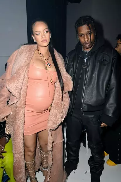 Rihanna y ASAP Rocky asisten al desfile Off-White Womenswear Otoño/Invierno 2022/2023 como parte de Paris F...